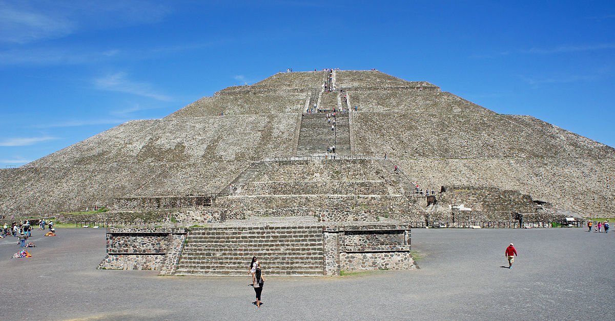 Spring equinox, thousands of people visit the "Pyramid of the Sun ...