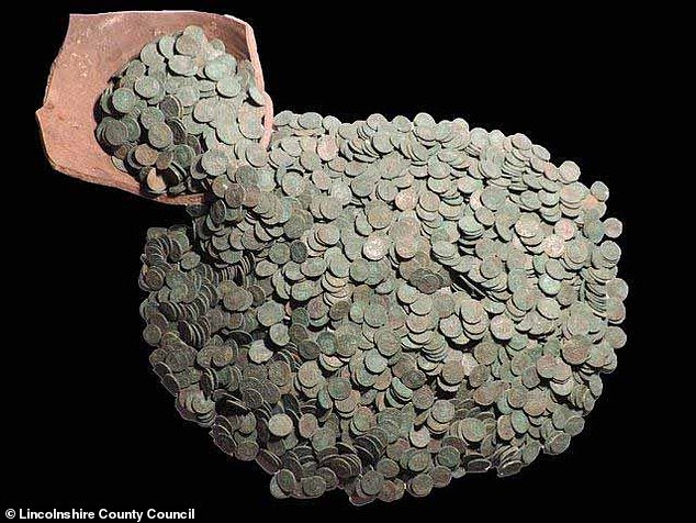 A barrel with ancient Roman copper coins is found in Britain - KOHA.net