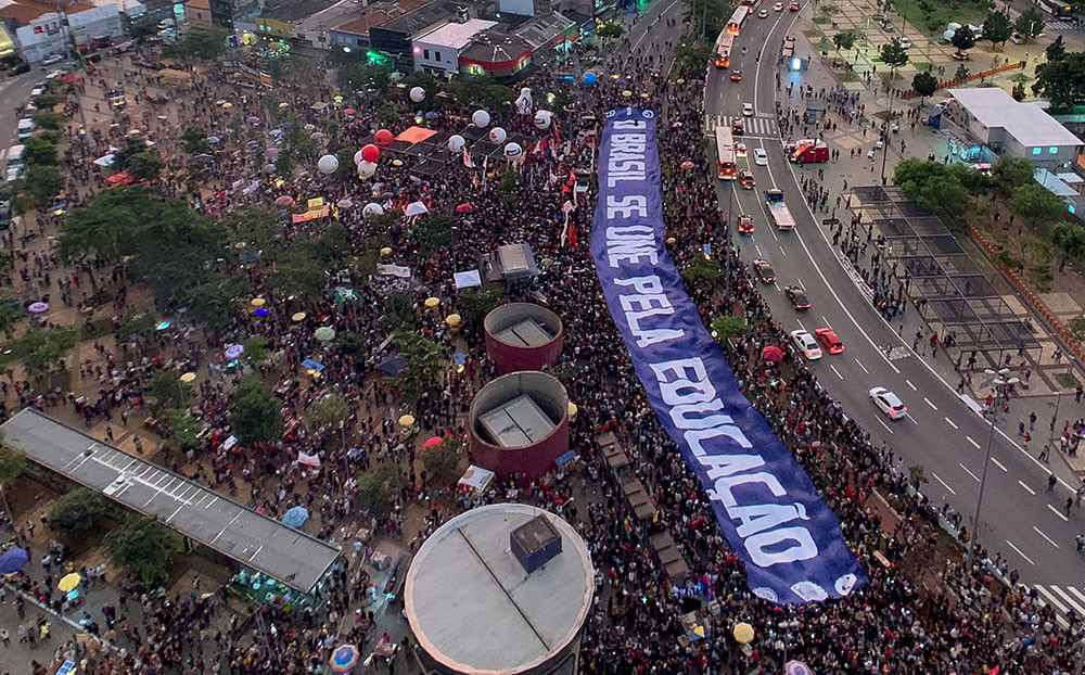 Studentët brazilianë protestojnë kundër shkurtimin të buxhetit nga ...