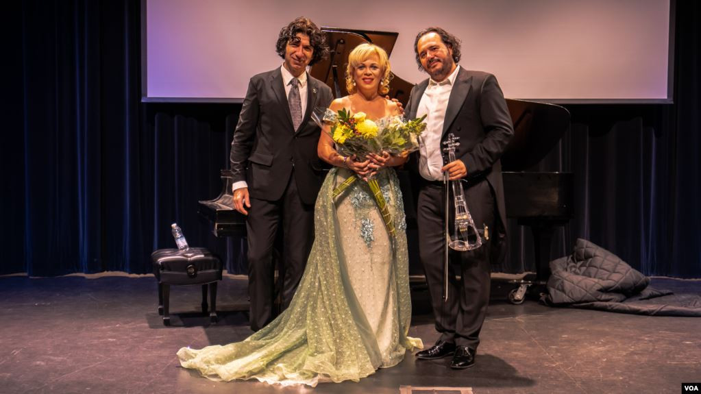 Los artistas Inva Mula, Genc Tukiçi y Olen Çezari frente a los amantes ...