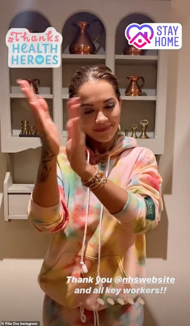 Rita Ora duartroket për nënën e saj dhe gjithë mantelbardhët në Britani ...