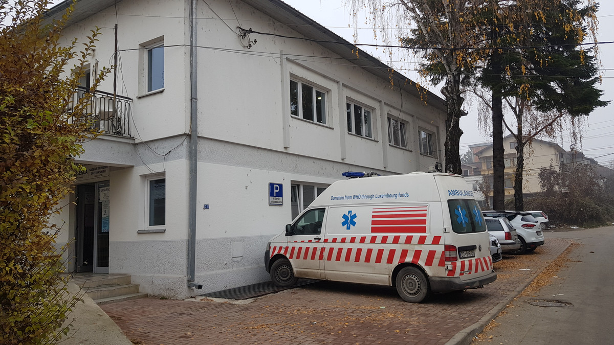 Shoferët e autoambulancës së QKMF-së në Pejë mbajnë vetëm ndërrimin e ...