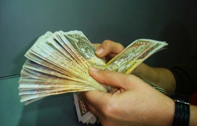 Albanische Banken raten ihren Kunden: So wenig Kontakt mit Banknoten ...