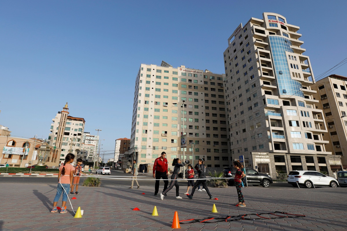 Boxeadores en Gaza practican en la playa después del cierre de los ...