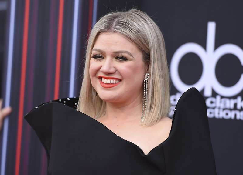 Kelly Clarkson po e rimerr veten pas ndarjes nga bashkëshorti - KOHA.net