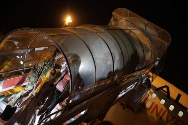 Mbërrijnë në Shqipëri edhe dy avionë të tjerë me afganë - KOHA.net Mbërrijnë në Shqipëri edhe dy avionë të tjerë me afganë - KOHA.net