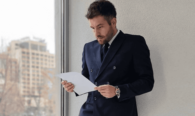 Rron Gjinovci, prezantues e analist, por pozon si model - KOHA.net