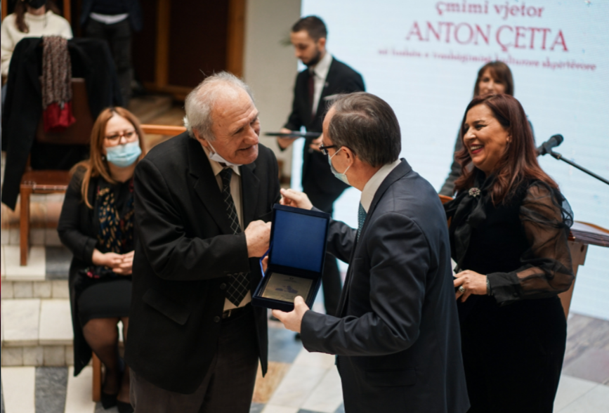 Frrok Kristaj, lauréat du prix "Anton Çetta" pour sa contribution au ...