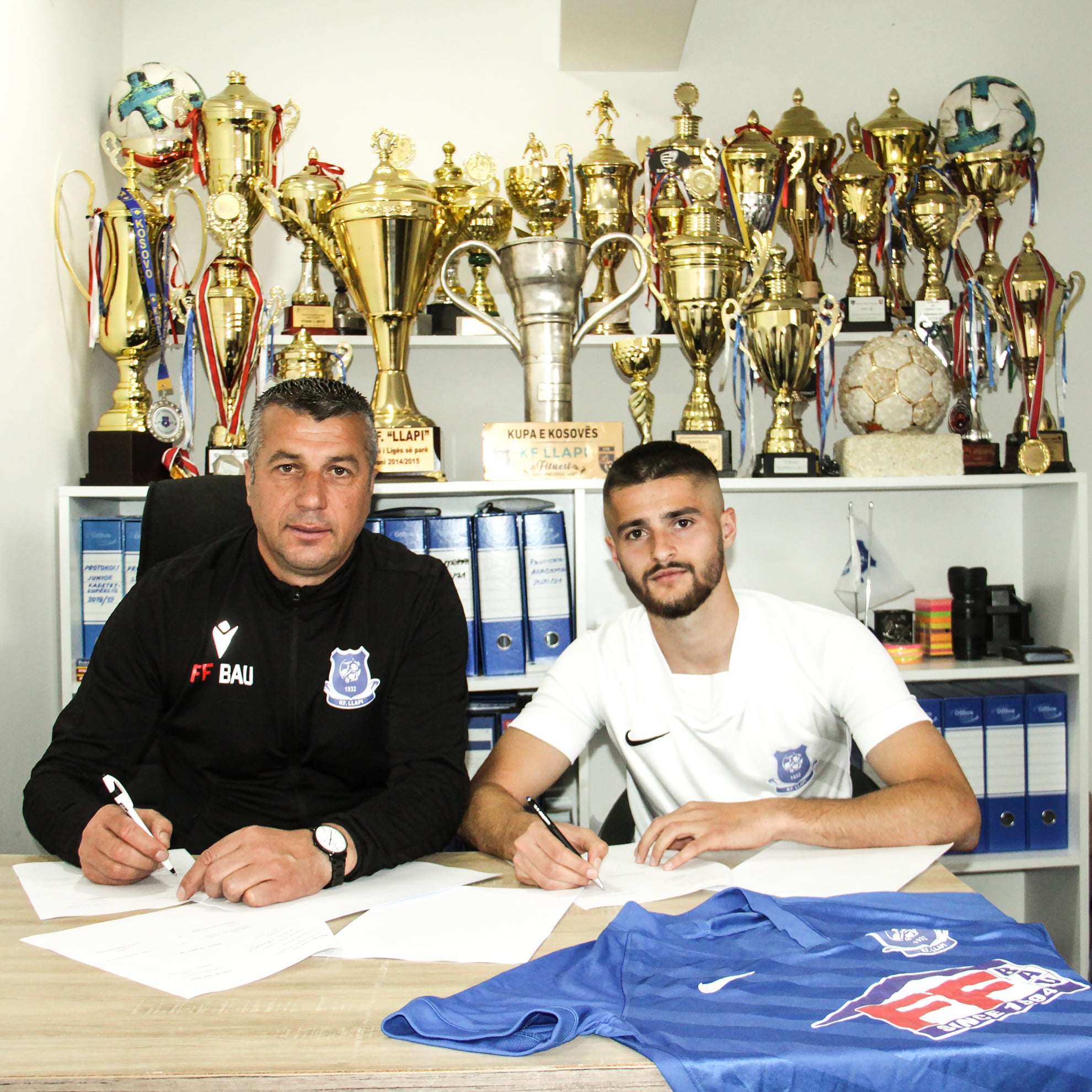 Dren Ahmeti is presented with Llapi's jersey - KOHA.net