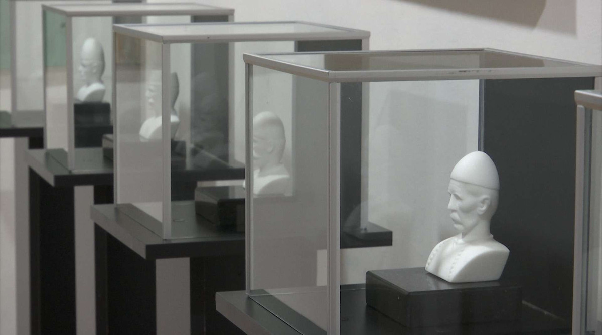 “Plisi” gdhend simbolet e rezistencën e shqiptarëve - KOHA.net