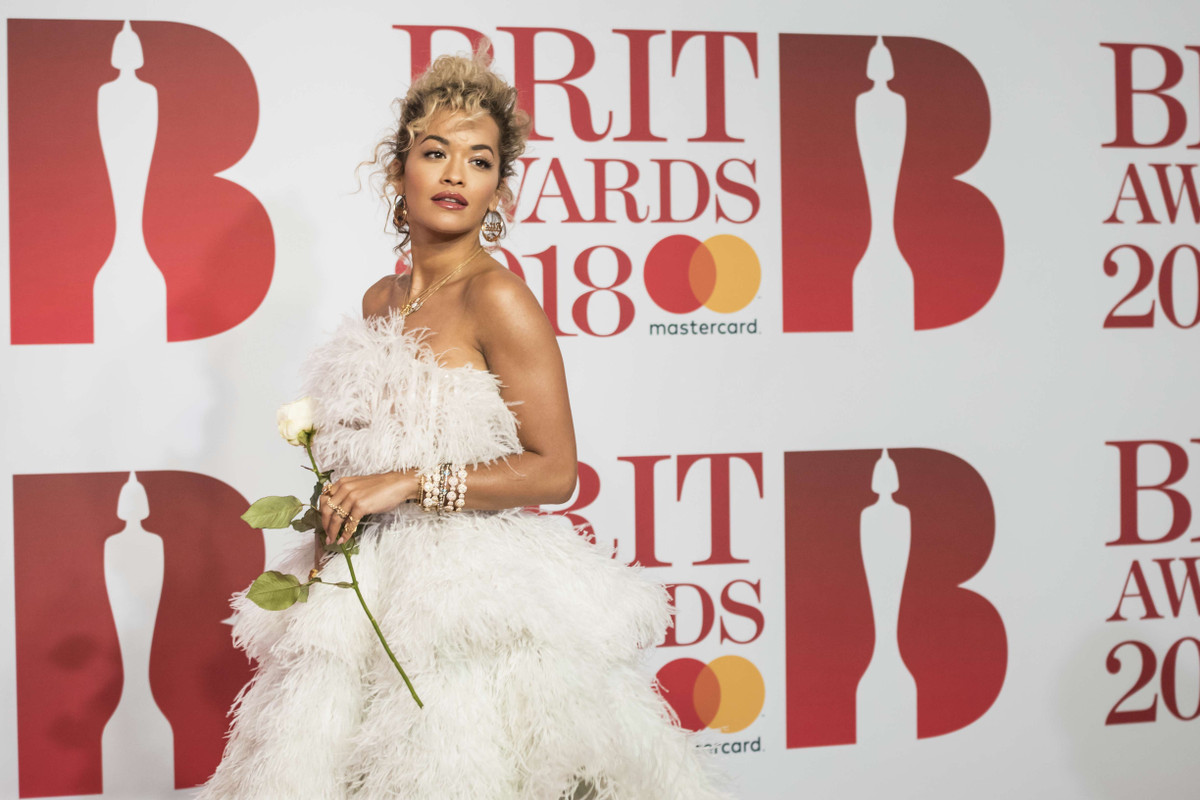 Rita Ora ndihet e bekuar teksa e shënon 10-vjetorin e albumit debutues ...