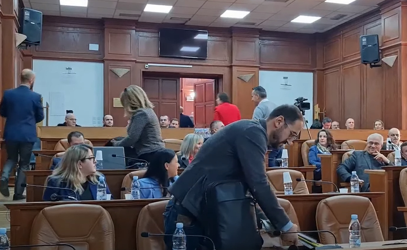 LVV-ja lë seancën e Kuvendit të Prizrenit, pas heqjes së pikës për ...