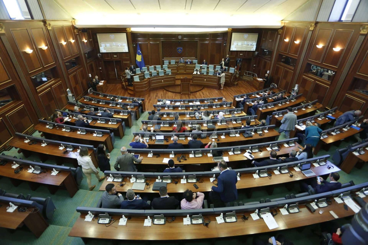 The session starts with a minute of silence in honor of the boxing icon ...