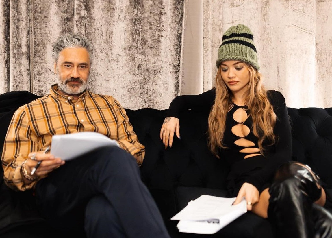 Rita Ora mbërrin në Dusseldorf me bashkëshortin për “MTV EMA 2022 ...