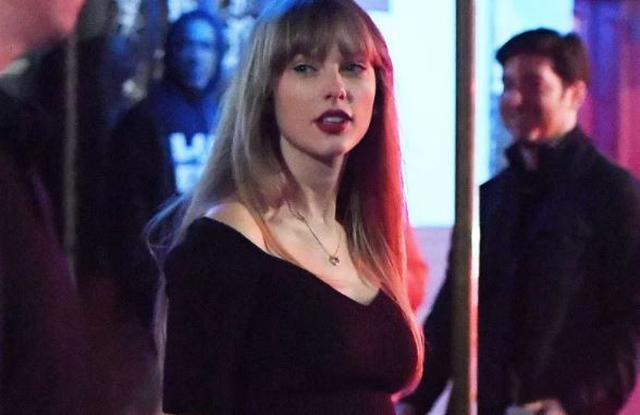 Taylor Swift shfaqet në publik për herë të parë që nga lajmi për ...