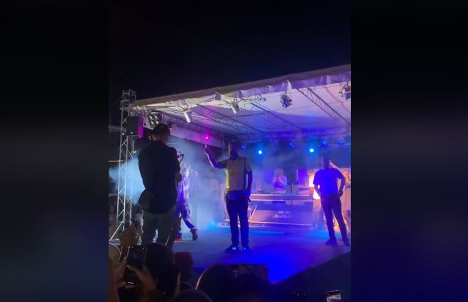 Mc Kresha gjuhet me shkrepsë gjatë performancës në Drenas - KOHA.net