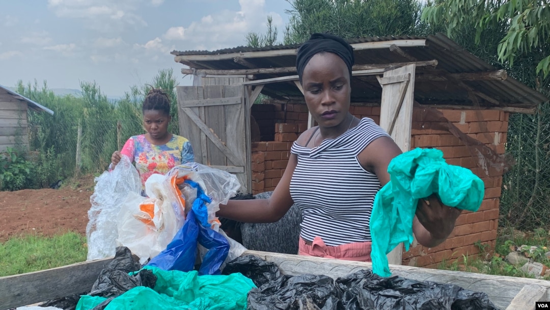 Plastic waste is transformed into school bags in Uganda - KOHA.net