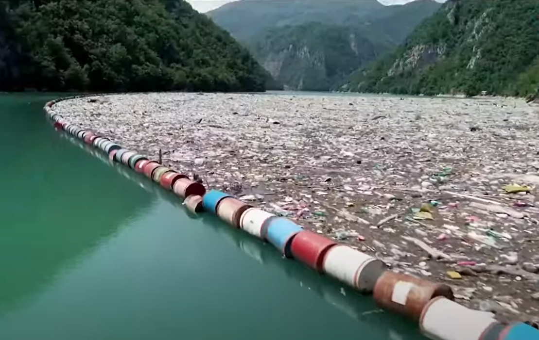 Ndotja plastike ngufat lumin Drina të Bosnjës - KOHA.net