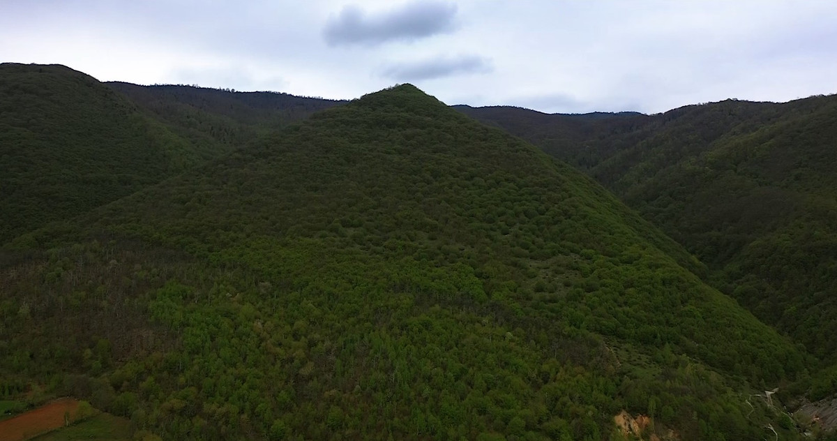 Bjeshka “piramidë” në fshatin e Deçanit - KOHA.net