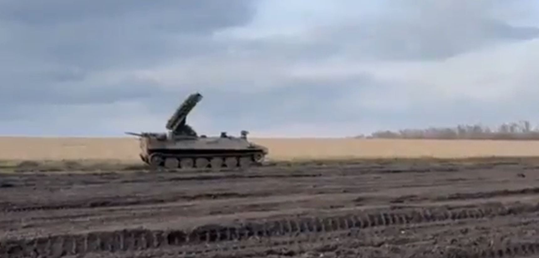Ukraina qëllon me sistemin Strela-10, pamje kur raketa shkatërron cakun ...