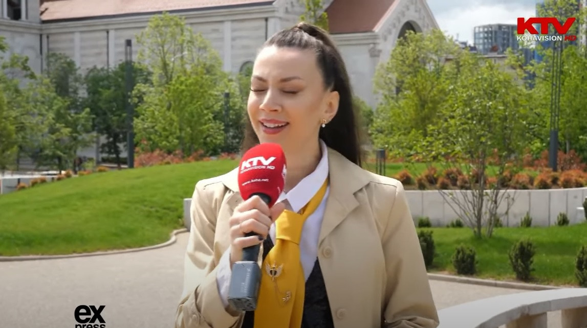 Këngëtarja rumune e cila po këndon në gjuhën shqipe - KOHA.net