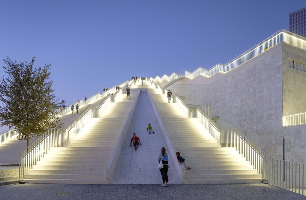 "Le Gardien" : La Pyramide de Tirana - d'un monument de la tyrannie à ...