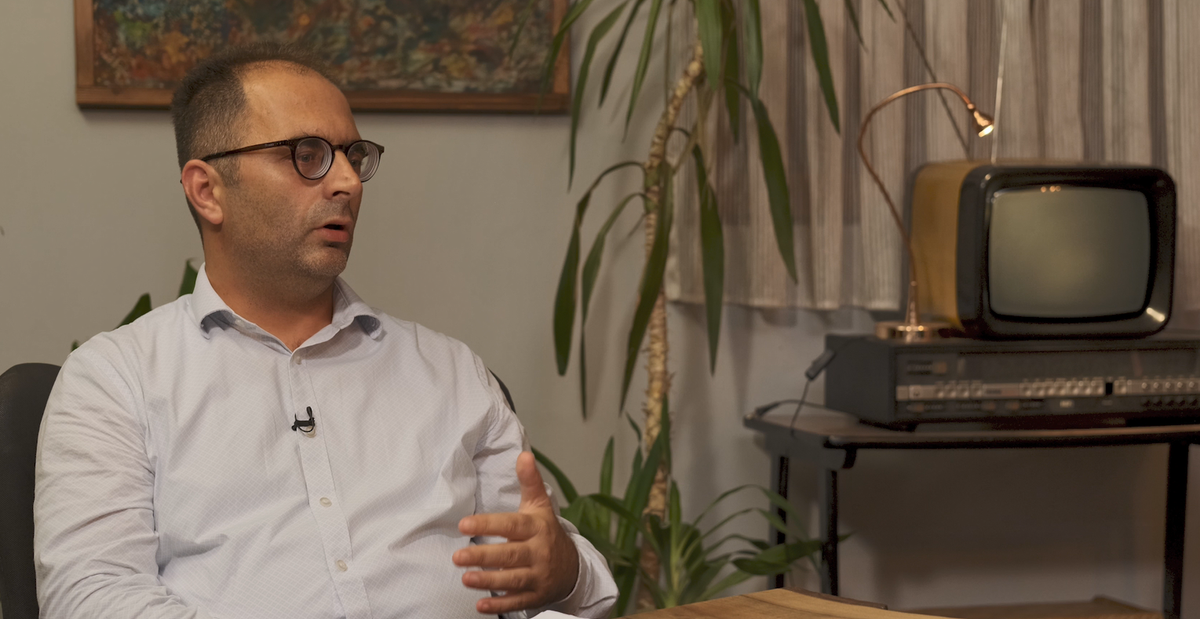 Kush janë gjeneratorët kryesorë të keqinformimit në Kosovë, sipas profesorit Alban Zeneli - KOHA.net