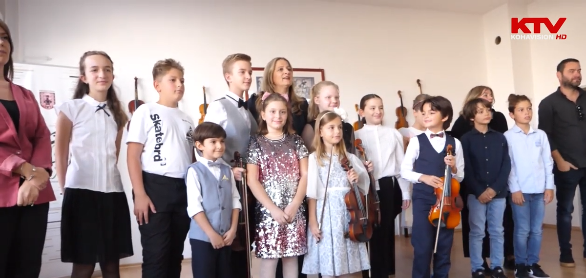 Nxënësit me koncert falënderues ndaj mësueses së tyre - KOHA.net