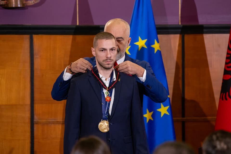 Shqipëria nderon Alvin Karaqin me medaljen “Ylli i Mirënjohjes Publike ...