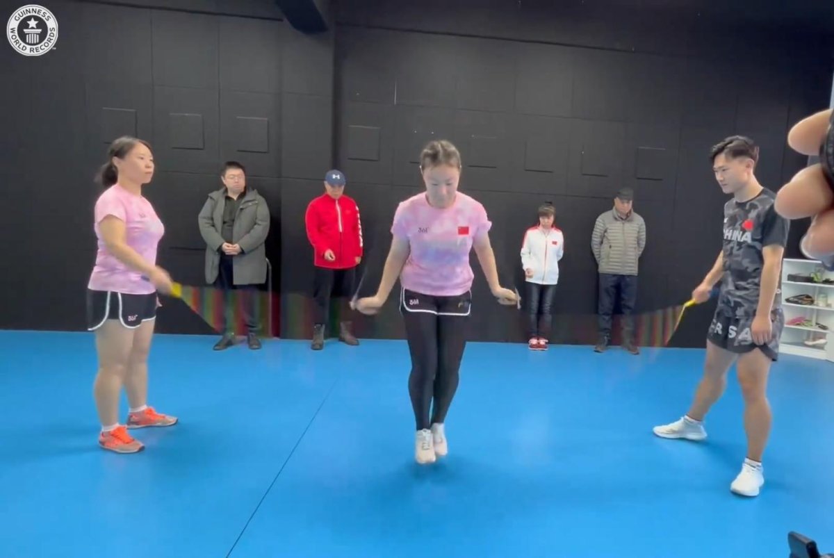 La niña que batió el récord mundial de saltar la cuerda - KOHA.net