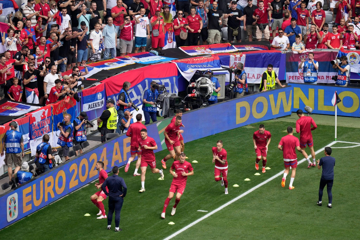 Повторно антикосовски знамиња на стадионот на кој игра Србија - KOHA.net