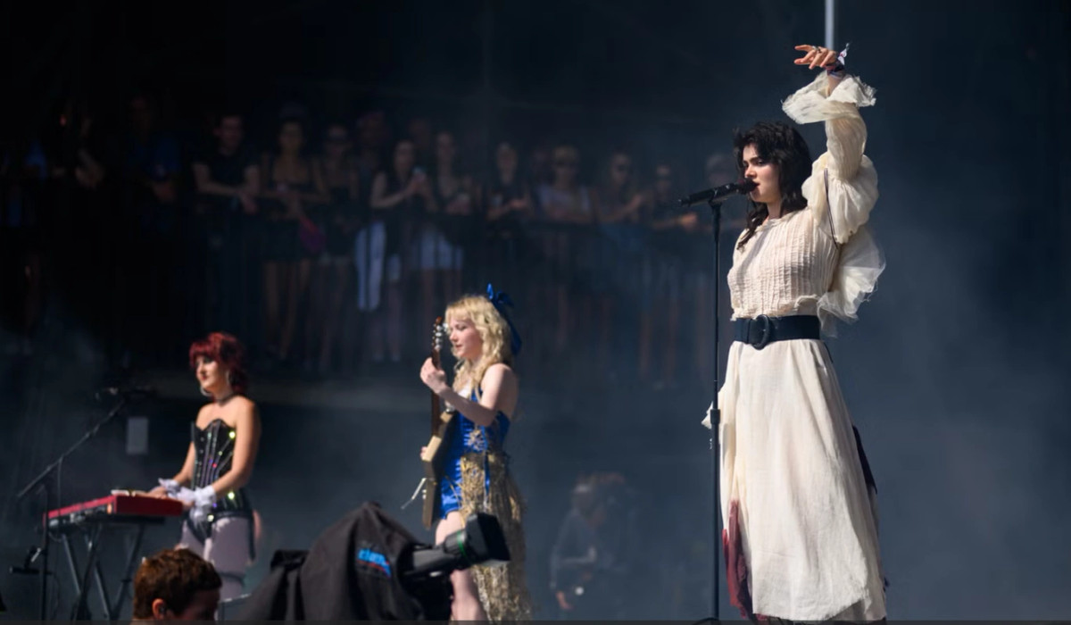 „The Last Dinner Party“ mit Aurora Nishevci begeistert „Glastonbury ...