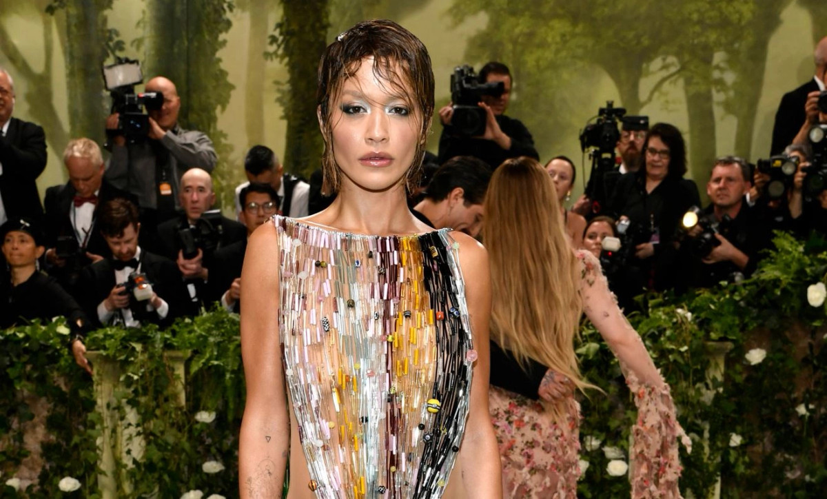 Rita Ora në MetBall me gurë që datojnë nga shekujt 1 dhe 2 para lindjes ...