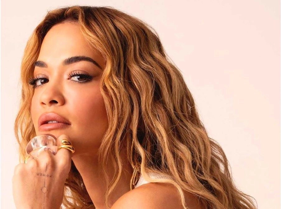 Rita Ora sjell “Heat” – kënga pritet të jetë hit i verës - KOHA.net