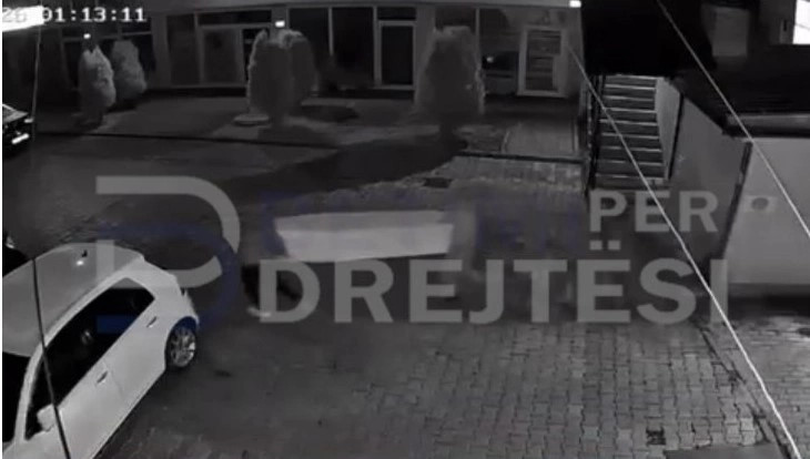 Dy persona të maskuar vendosin një arkivol para një shtëpie në Viti ...