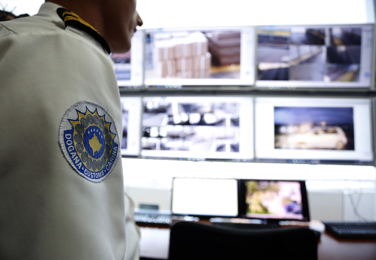 Dogana largon nga puna pesë zyrtarë, thotë se e keqpërdorën detyrën - KOHA.net