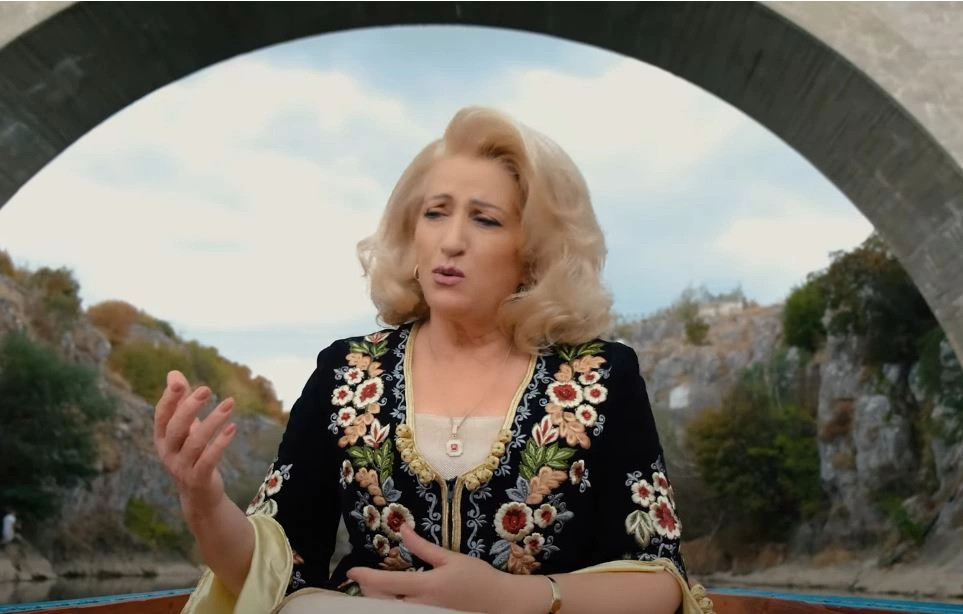 Shkurte Fejza publikon këngë për shqiptarët në Turqi - KOHA.net