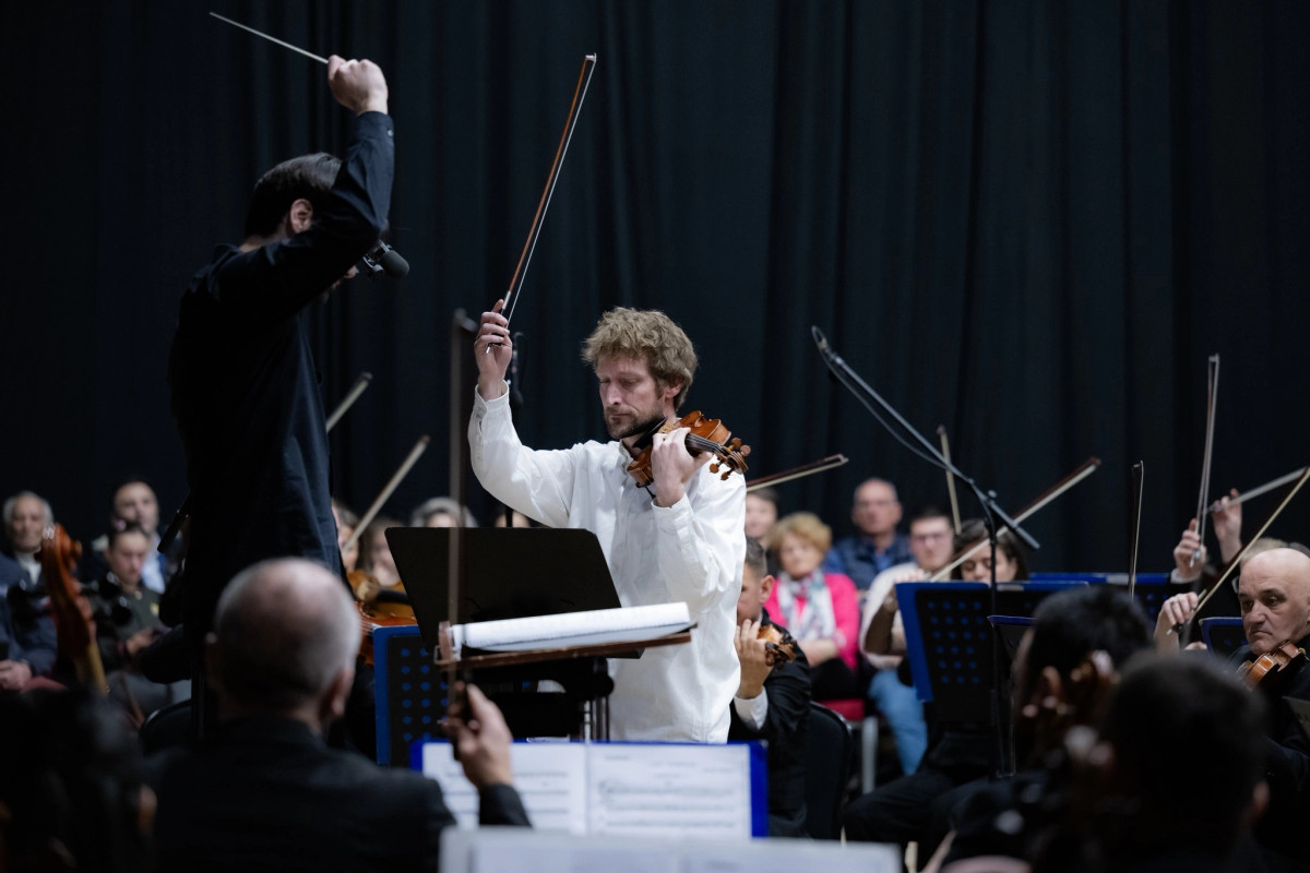 Orkestra e Filharmonisë në frymë moderne me harmoninë e minimalizmit ...
