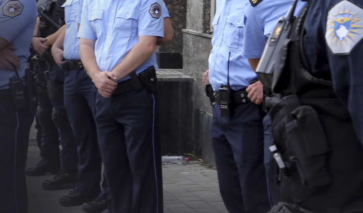 Three people fight among themselves, one is injured with a gun and the ...