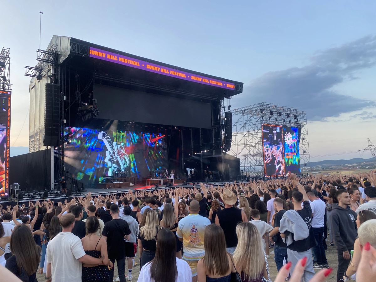 Rapper Sainté keeps everyone's hands up - KOHA.net