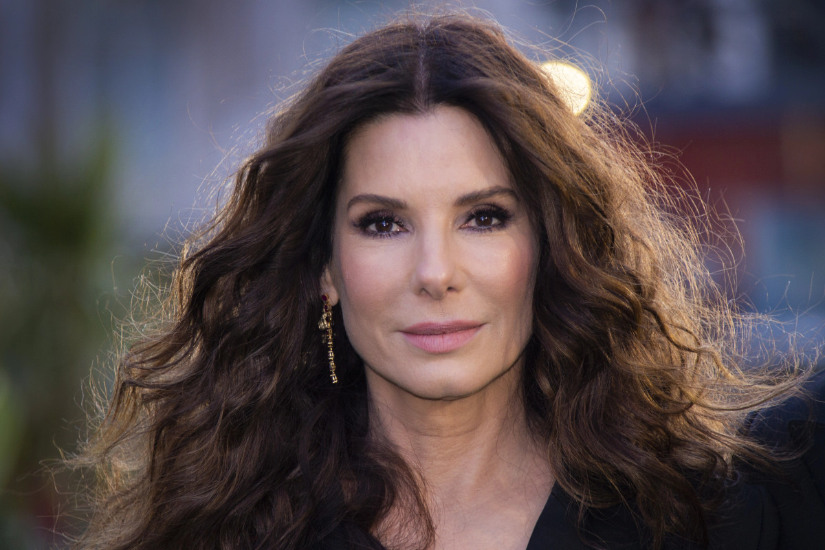 Sandra Bullock paralajmëron fansat për mashtruesit në rrjetet sociale ...