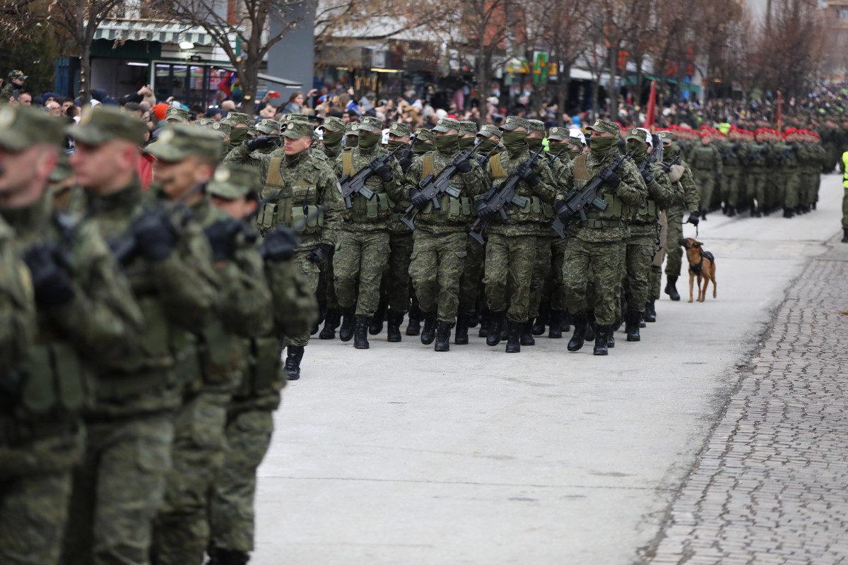 Ushtria e Policia parakalojnë për 17-vjetorin e Pavarësisë - KOHA.net