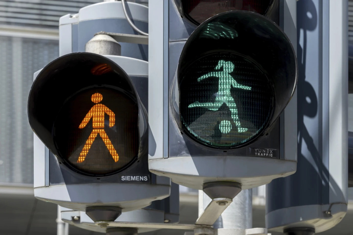 Euro 2025, the figure of the footballer at the traffic lights in Basel ...