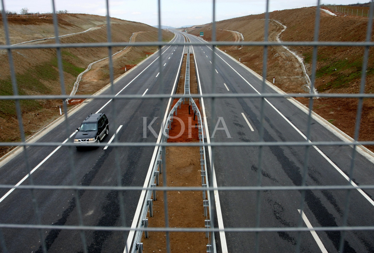 Ndalohet qarkullimi në dy segmente në autostradat “Arbën Xhaferi” dhe ...