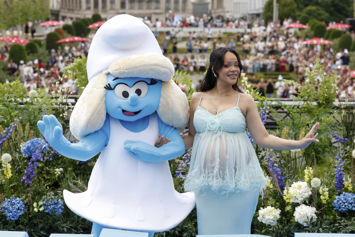 Rihanna Shtatzënë Shfaq Barkun E Saj Në Premierën E Smurfs”