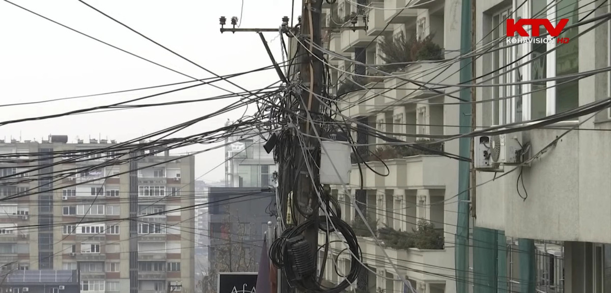 Kabllot “për toke” në lagjen “Aktash” rrezikojnë qytetarët - KOHA.net