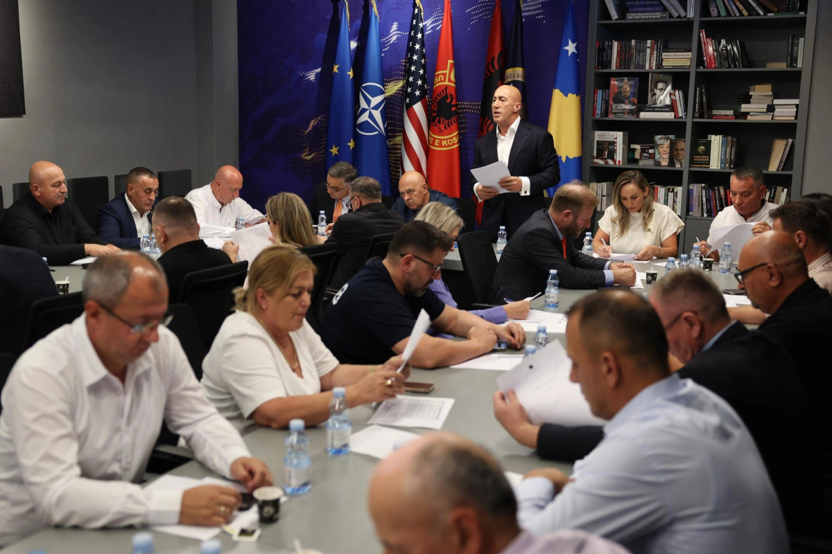 "Light for the Municipalities", AAK's slogan for the October 12 ...