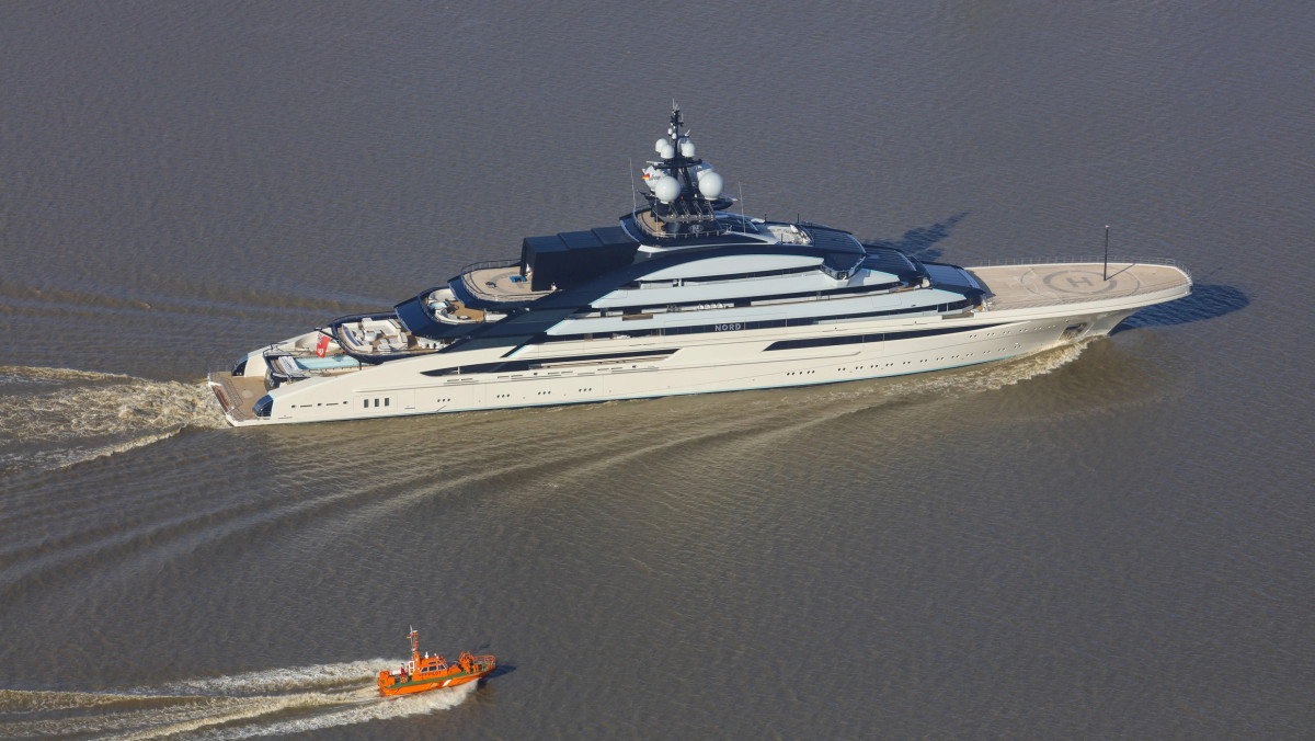Russian superyacht passes blockade in Strait of Hormuz without problem ...