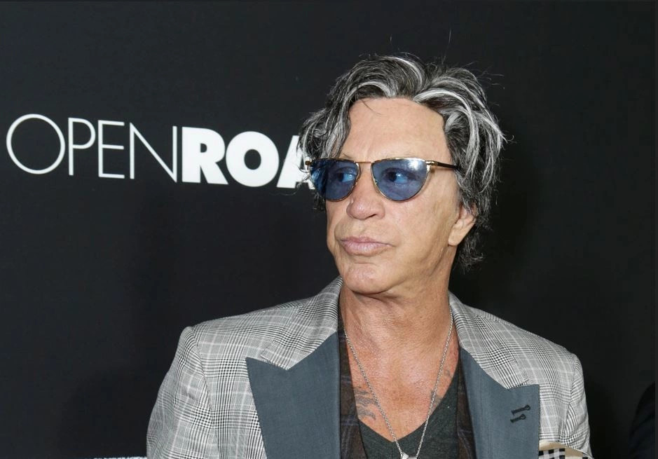 Mickey Rourke bestreitet, ein Spendennetzwerk zur Vermeidung der ...