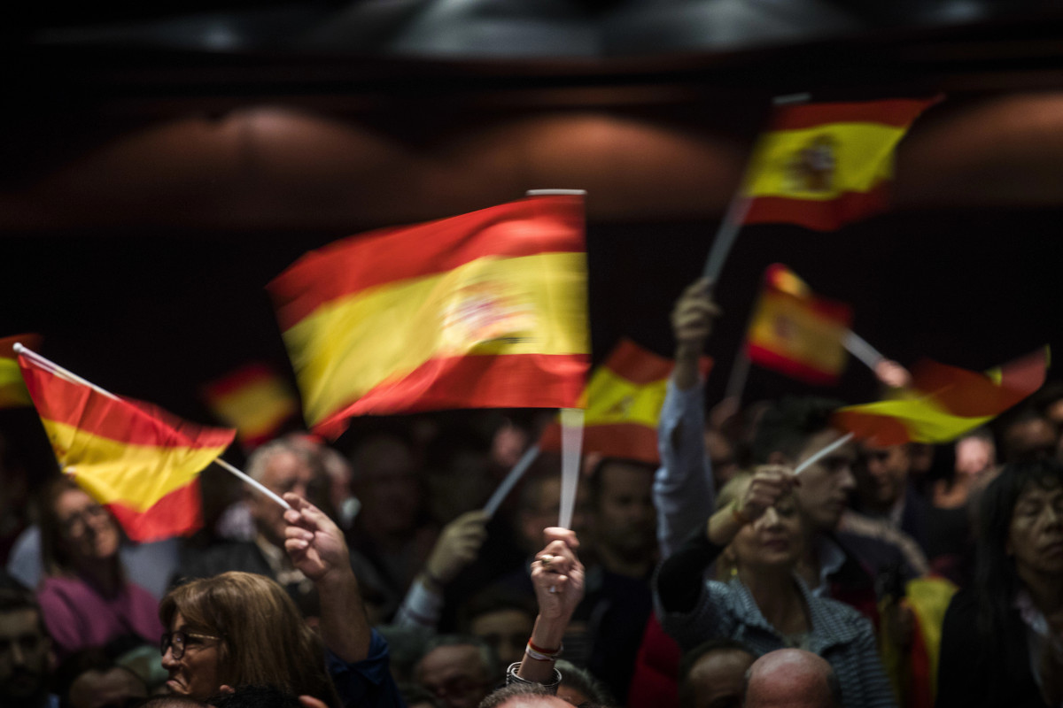 Spain plans to grant legal status to half a million undocumented ...